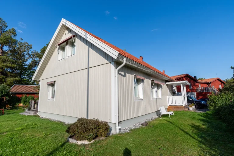 Fasadmålning och nya vindskivor i Nacka – Beckmans Bygg